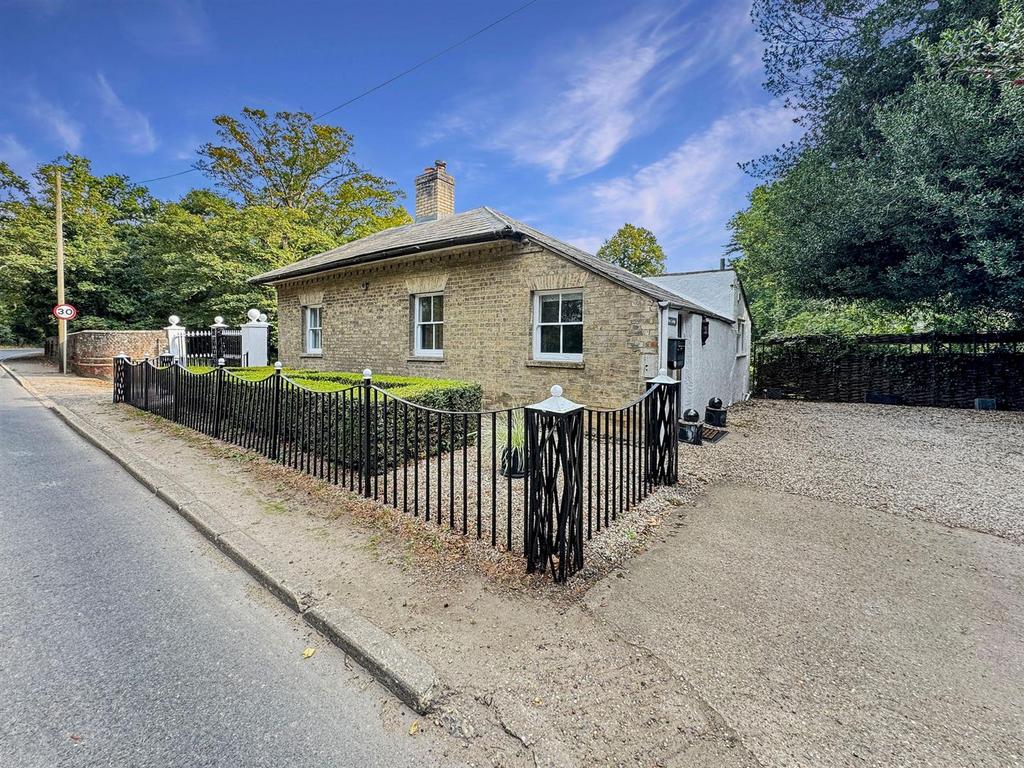 Saling Grove, Great Saling, Braintree 2 bed detached bungalow - £1,350 ...