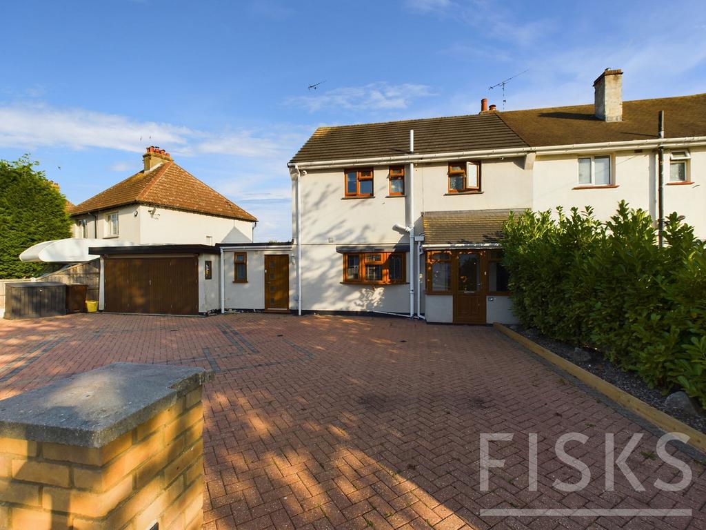 Queensmere, Benfleet, SS7 3 bed semi-detached house - £450,000