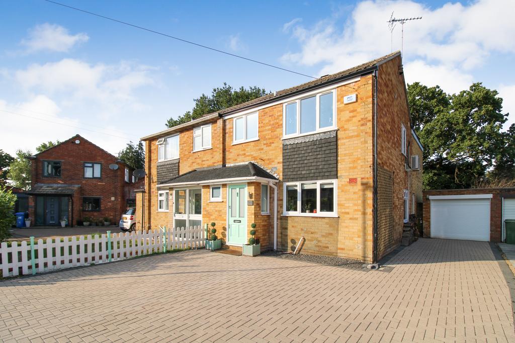 Middleton Gardens, Farnborough, GU14 3 bed semi-detached house - £475,000