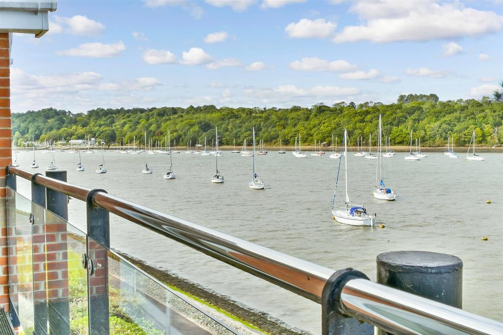 Cheldoc Rise, St Marys Island... 2 bed apartment - £230,000