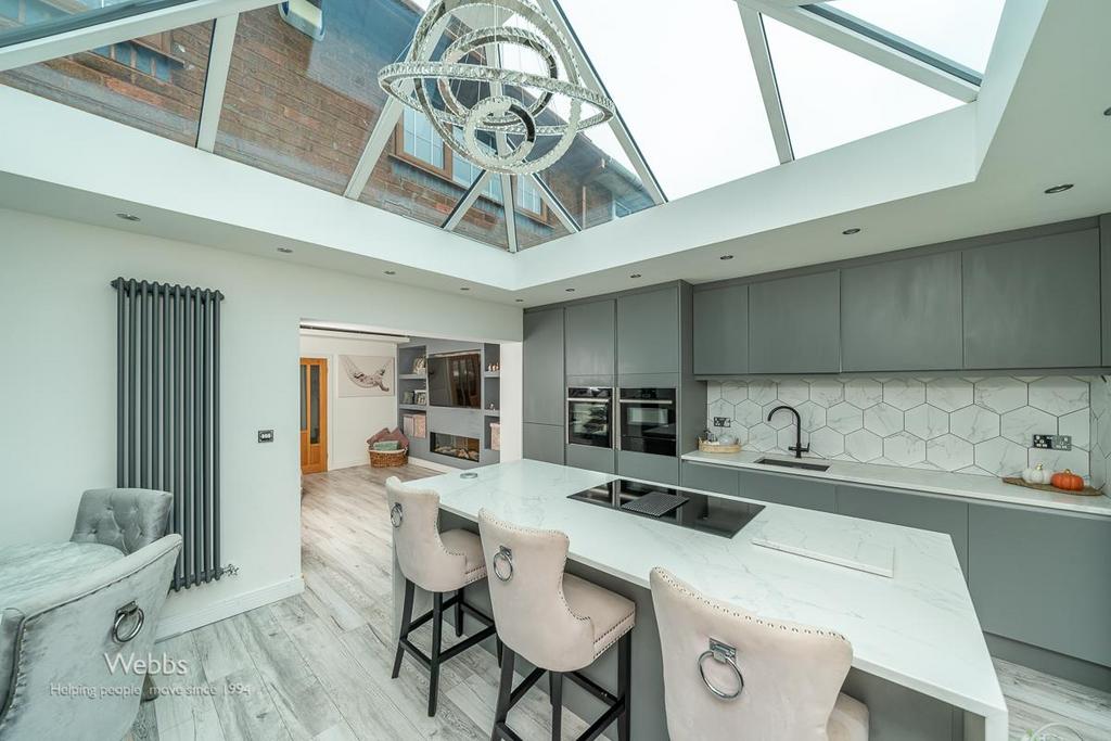 Glastonbury Crescent, Walsall WS3 3 bed semi-detached house - £250,000