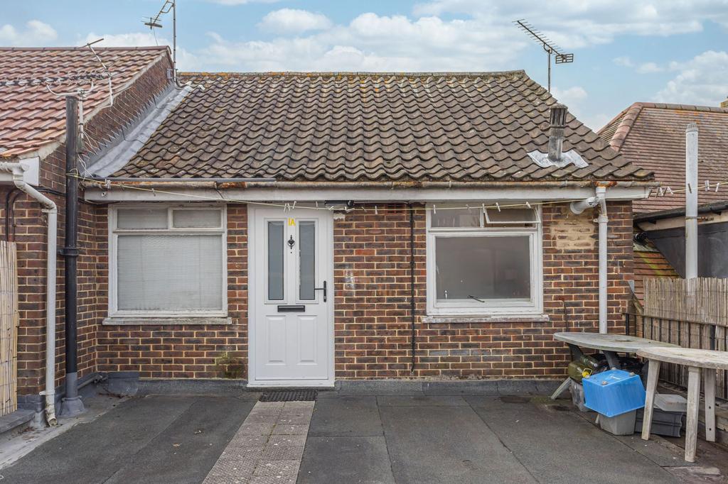 High Street, Horley RH6 1 bed apartment - £90,000