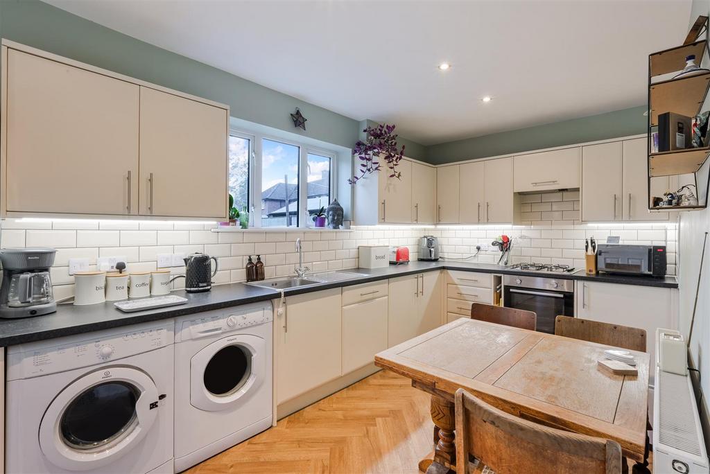 Weldon Way, Merstham RH1 3 bed end of terrace house - £435,000