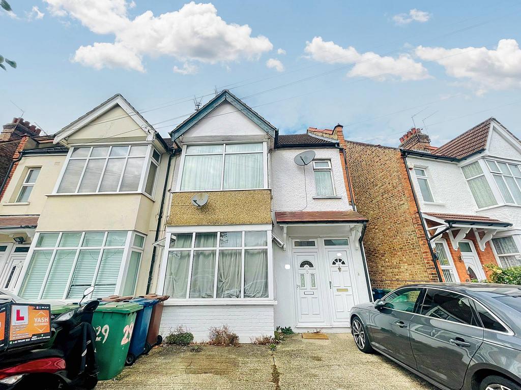 Welldon Crescent, Harrow HA1 2 bed flat - £1,950 pcm (£450 pw)