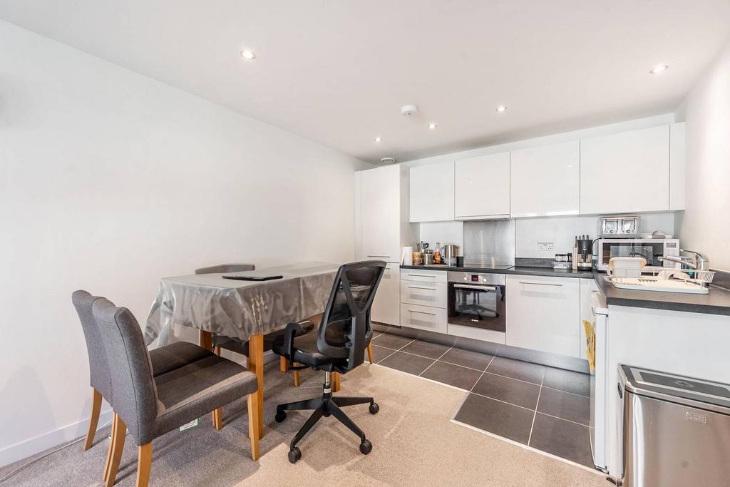 Stanmore Place, Stanmore, HA7 1 bed flat - £3,034 pcm (£700 pw)