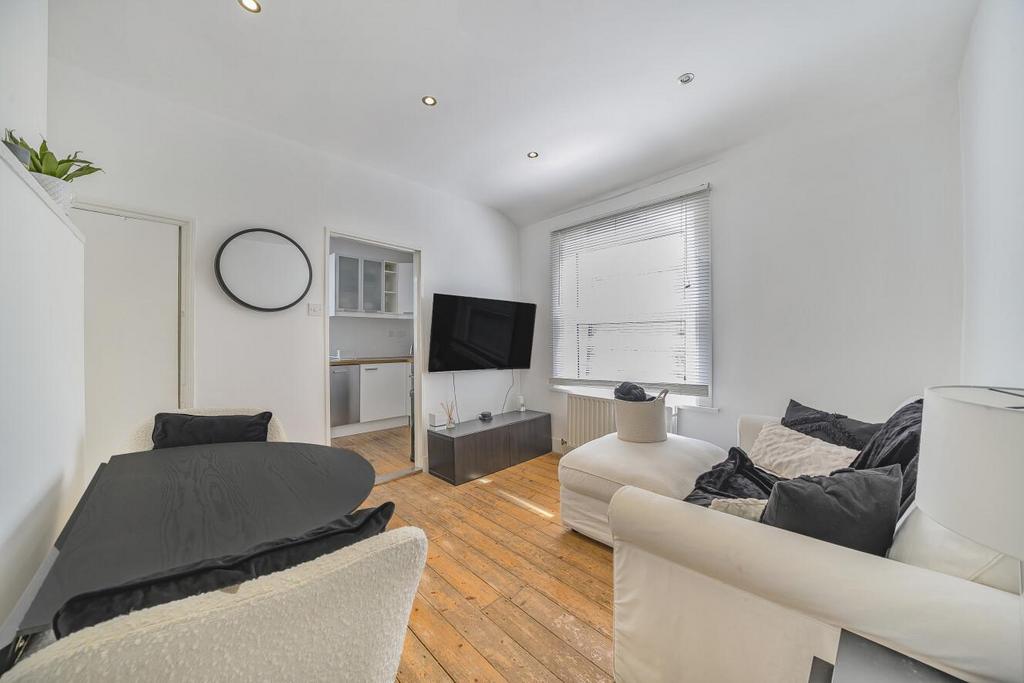Sellincourt Road, Tooting 3 bed flat for sale - £550,000