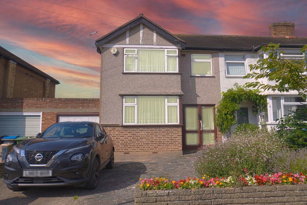Parbury Rise, Chessington KT9 3 bed end of terrace house for sale - £ ...