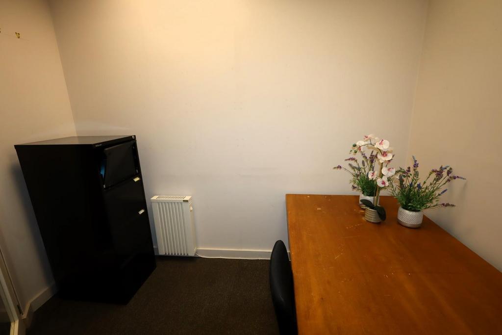 196 St. Albans Road, Watford WD24 Shop to rent - £225 pcm (£52 pw)
