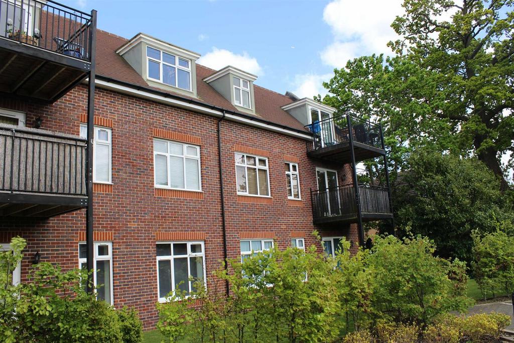 Ellis Court, 44 High Road, Byfleet 2 bed apartment - £275,000