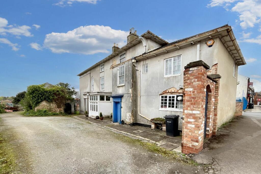 Station Road, Lutterworth LE17 6 bed detached house - £375,000