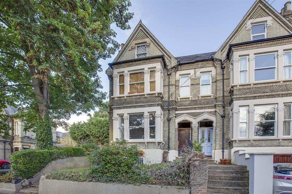 22 Priory Avenue, High Wycombe HP13 1 bed flat - £170,000