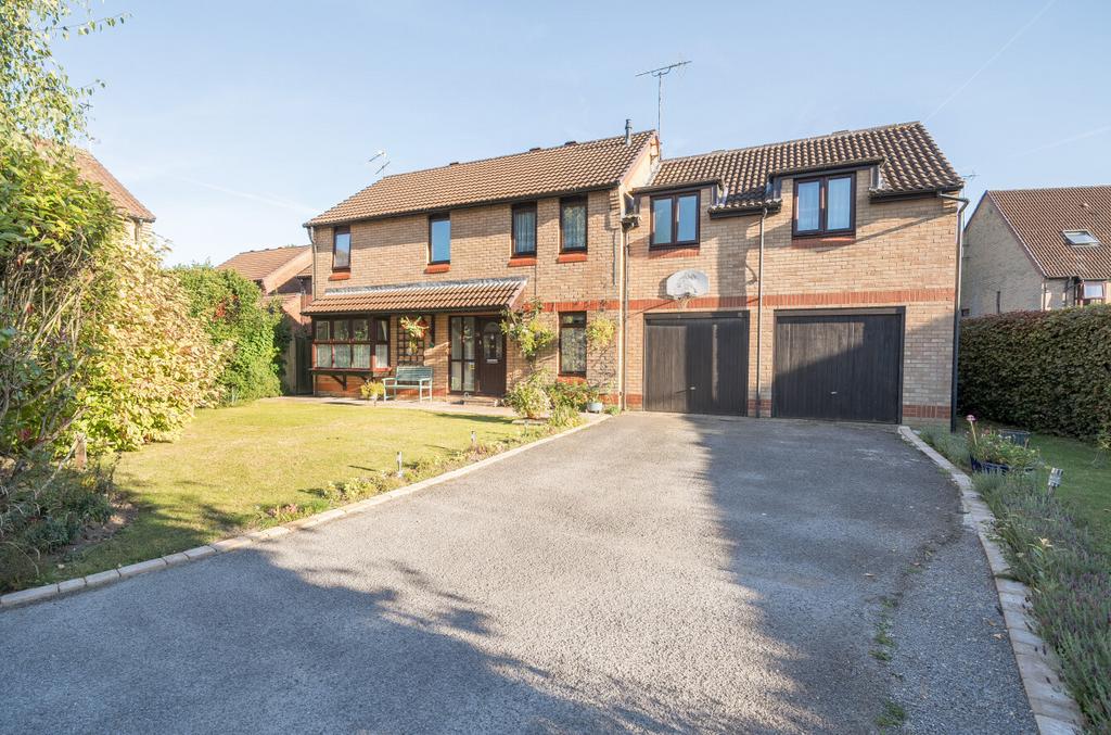 Cardingham, Surrey GU21 6 bed detached house - £850,000