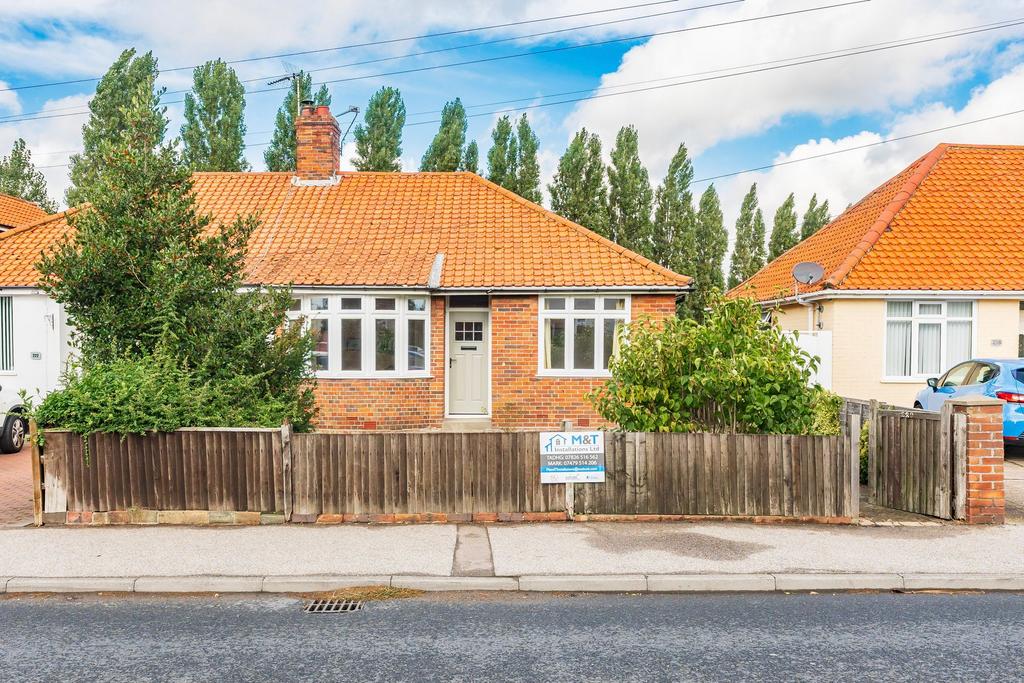 Carlton Road, Lowestoft 2 bed semi-detached bungalow - £165,000