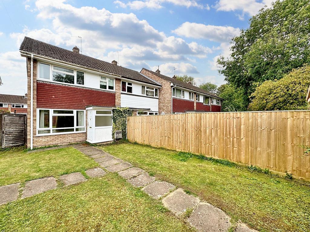 Meadowside, Abingdon OX14 3 bed semi-detached house - £300,000