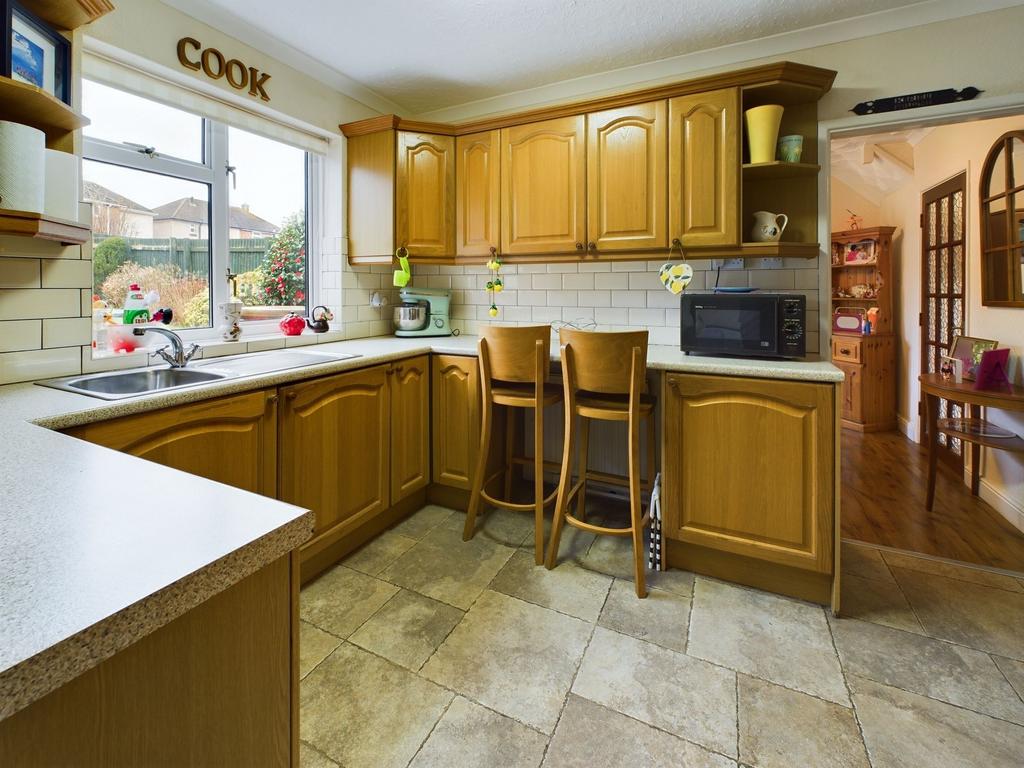 Meadway, Abergavenny, NP7 3 bed semi-detached house - £269,950
