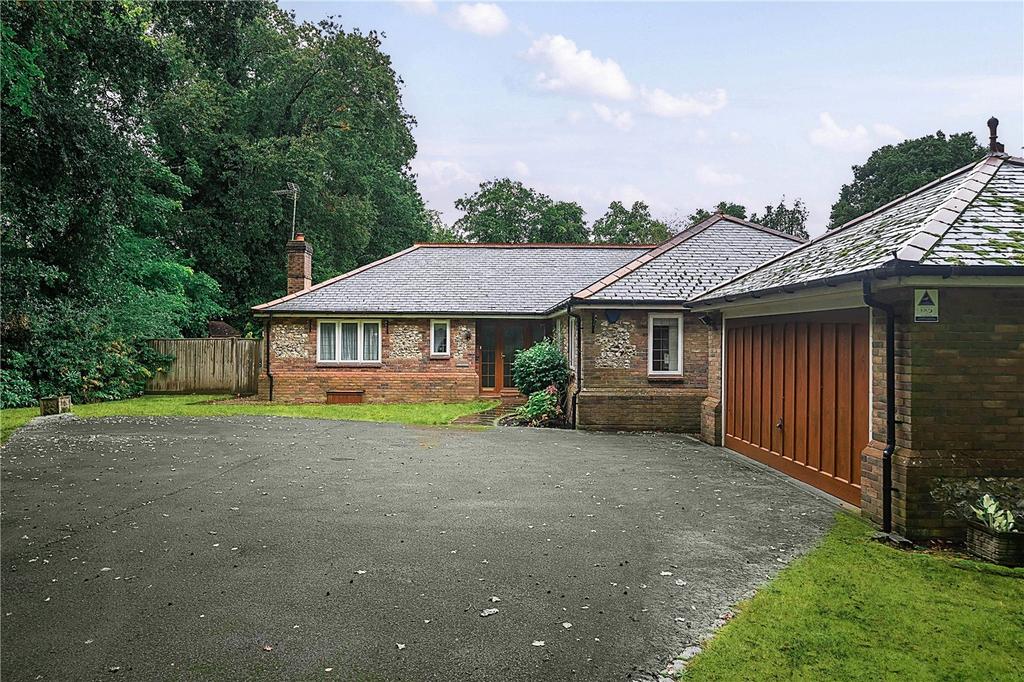 The Avenue, Rowledge, Farnham... 4 bed bungalow - £1,200,000
