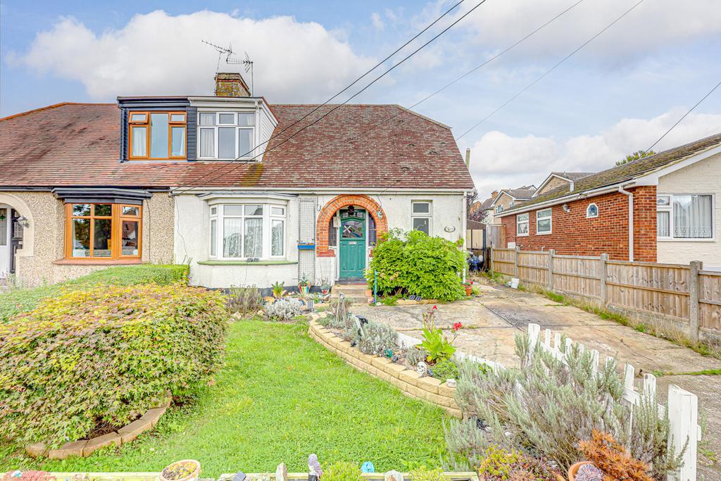 Church Road, Benfleet, SS7 3 bed semi-detached bungalow - £325,000