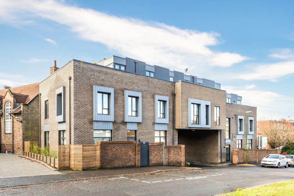 Syresham Gardens, The Gatehouse, RH16 1 bed flat - £1,300 pcm (£300 pw)