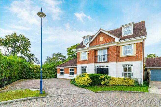 Durham Drive, Deepcut GU16 5 bed detached house - £2,995 pcm (£691 pw)