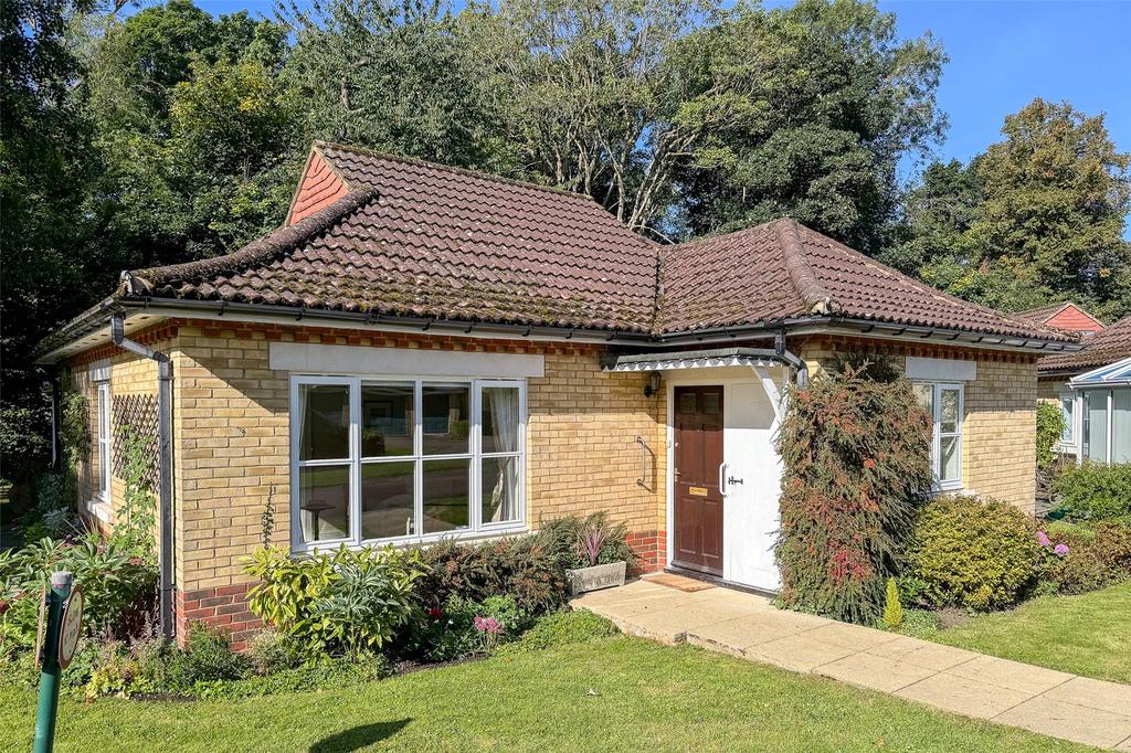 Badgers Walk, Cedars Village... 2 bed bungalow - £560,000