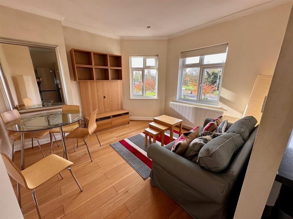 Dellfield Parade, Uxbridge 2 bed flat - £1,495 pcm (£345 pw)