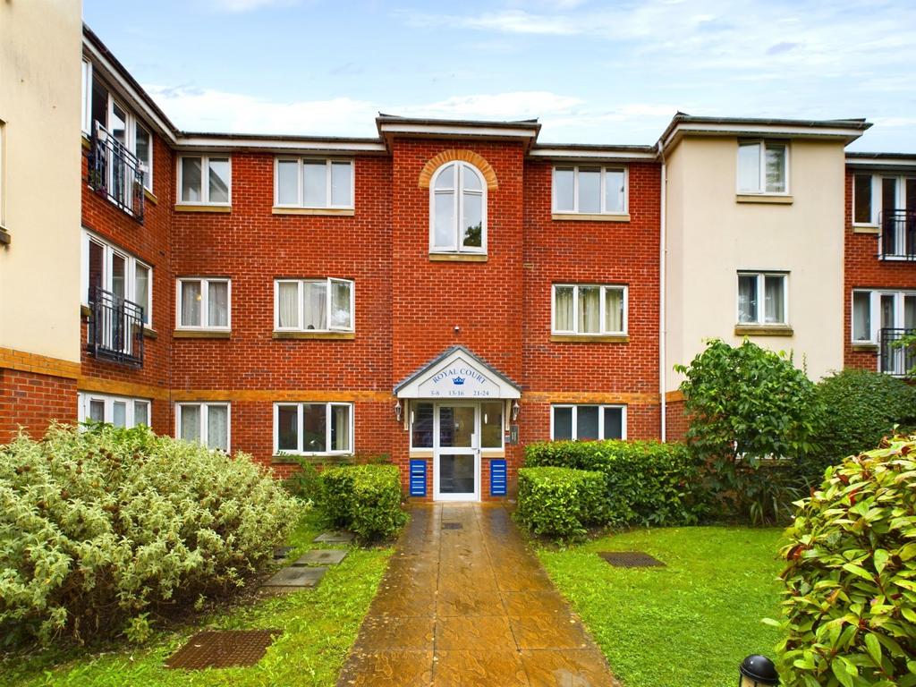 Hume Way, Ruislip, HA4 3 bed flat - £375,000