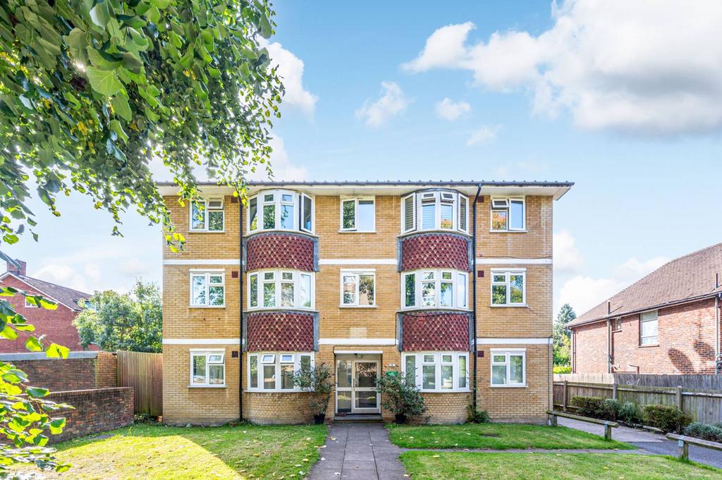 Ullathorne Road, Streatham, London, SW16 2 bed flat - £1,700 pcm (£392 pw)