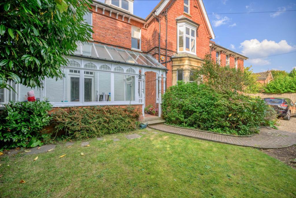Derby Road, Reading RG4 2 bed apartment - £400,000