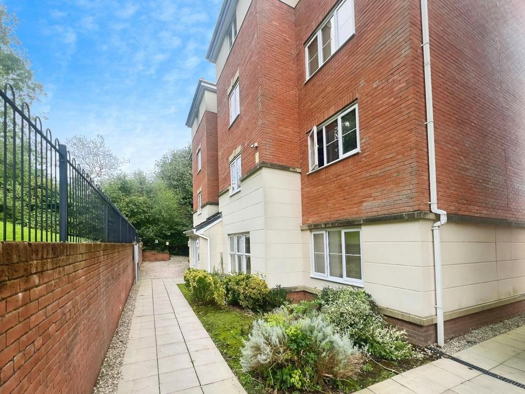 Ledgard Avenue, Leigh 2 bed apartment - £850 pcm (£196 pw)