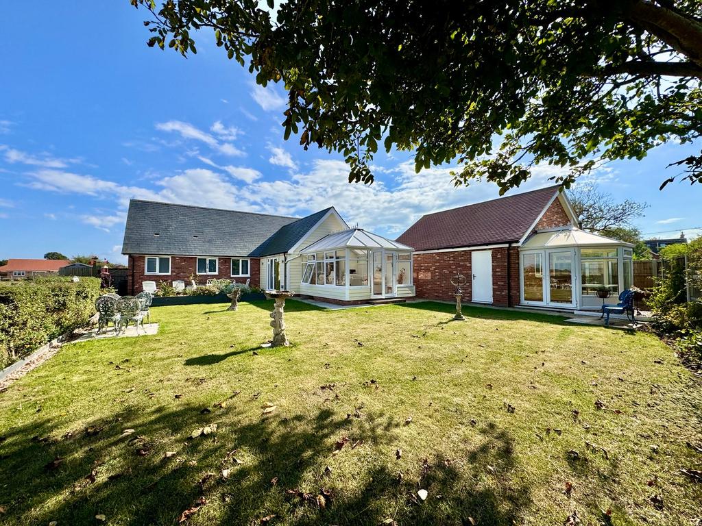 Farm Close, KIRBY CROSS, Frinton on... 3 bed detached bungalow for sale ...