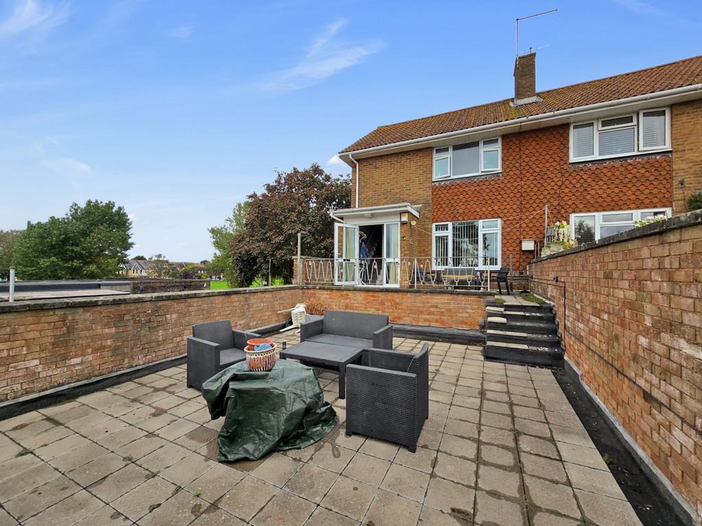 Southwick Square, West Sussex BN42 2 bed maisonette - £250,000