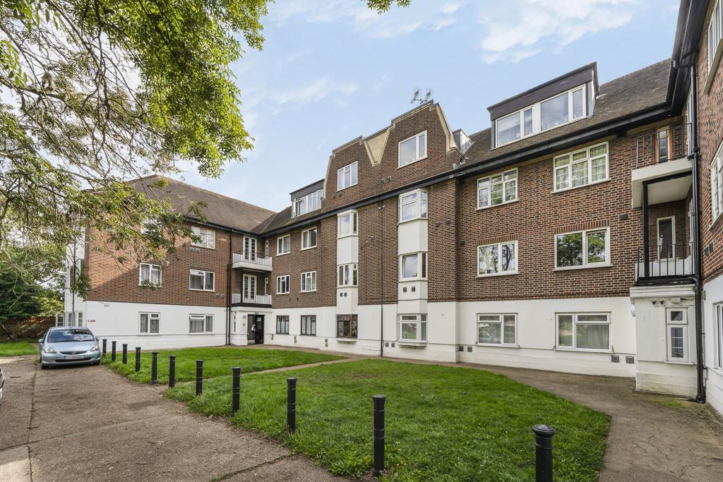 Osterley Court, Great West Road 3 bed flat - £2,100 pcm (£485 pw)