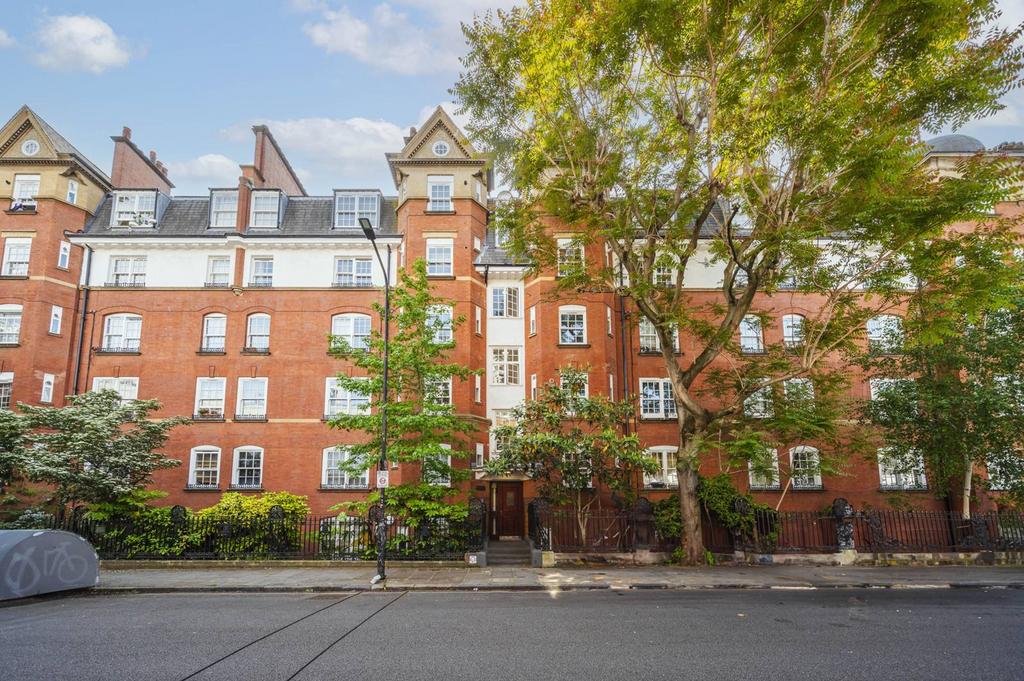 Flaxman Terrace, Bloomsbury, London... 2 bed flat - £2,600 pcm (£600 pw)