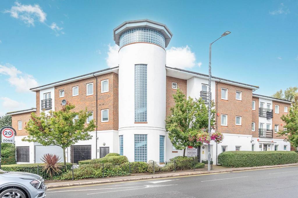 High Road, Harrow Weald, Harrow, HA3 2 bed flat - £2,200 pcm (£508 pw)