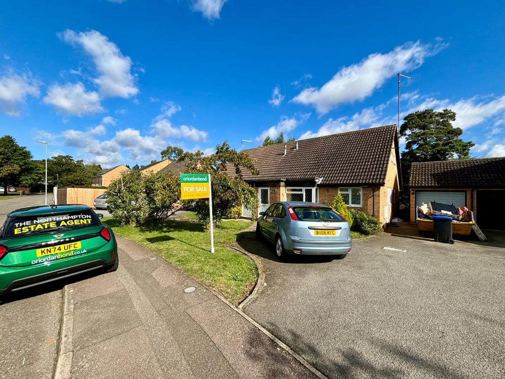 Kingscroft Court, Northampton NN3 3 bed semi-detached bungalow - £220,000