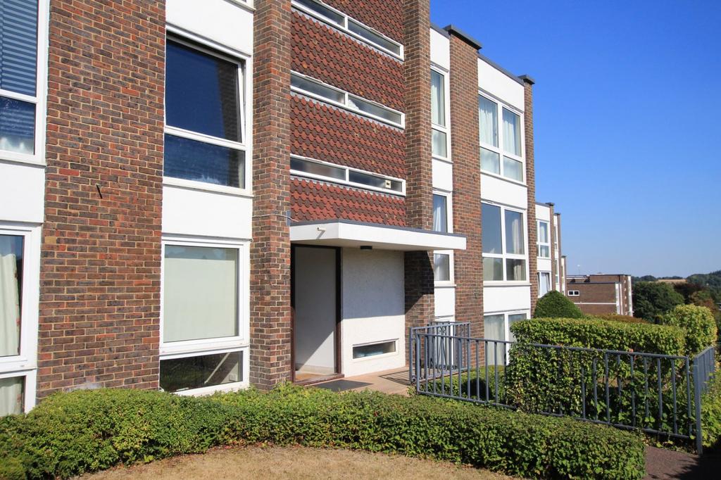 Hartslock Court, Pangbourne RG8 2 bed apartment - £1,400 pcm (£323 pw)