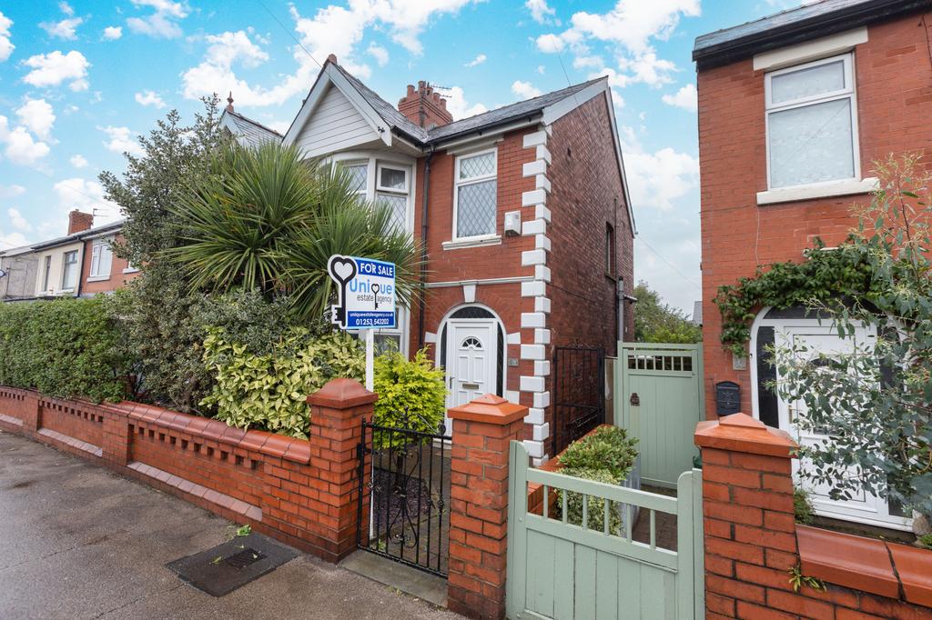 Common Edge Road, Blackpool, FY4 3 bed semi-detached house - £140,000