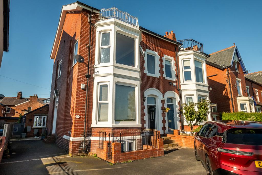 East Beach, Lytham St. Annes, FY8 3 bed apartment - £339,000