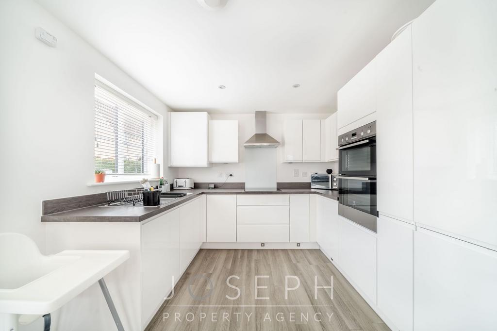 Chantry Park View, Sproughton, IP8 3 bed semi-detached house - £330,000
