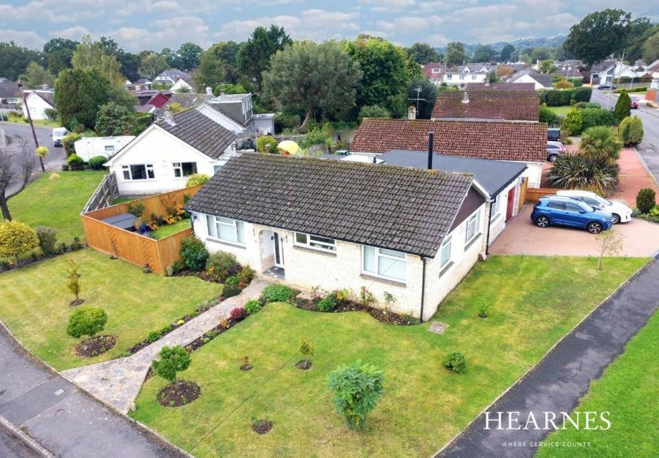 Hounds Way, Colehill, Dorset, BH21 2LD 3 bed detached bungalow - £600,000