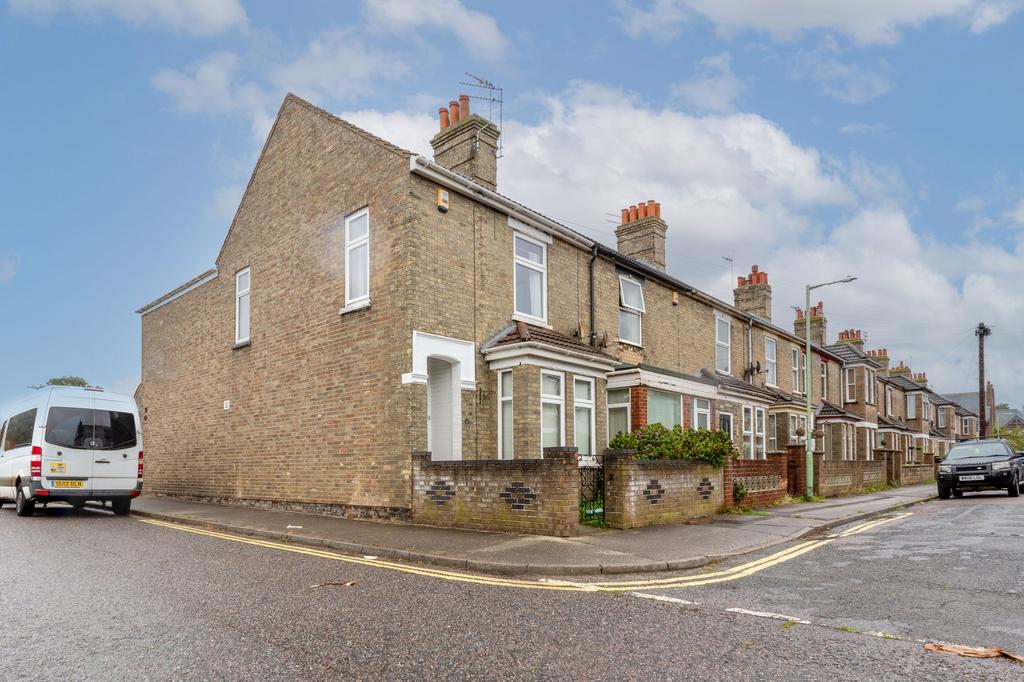 Dene Road, Lowestoft 3 bed end of terrace house - £210,000