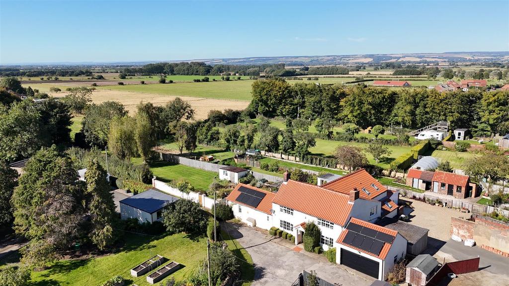 Water Lane, Sherburn, Malton 5 bed detached house - £650,000