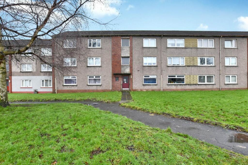Lang Avenue, Renfrew 2 bed flat - £795 pcm (£183 pw)