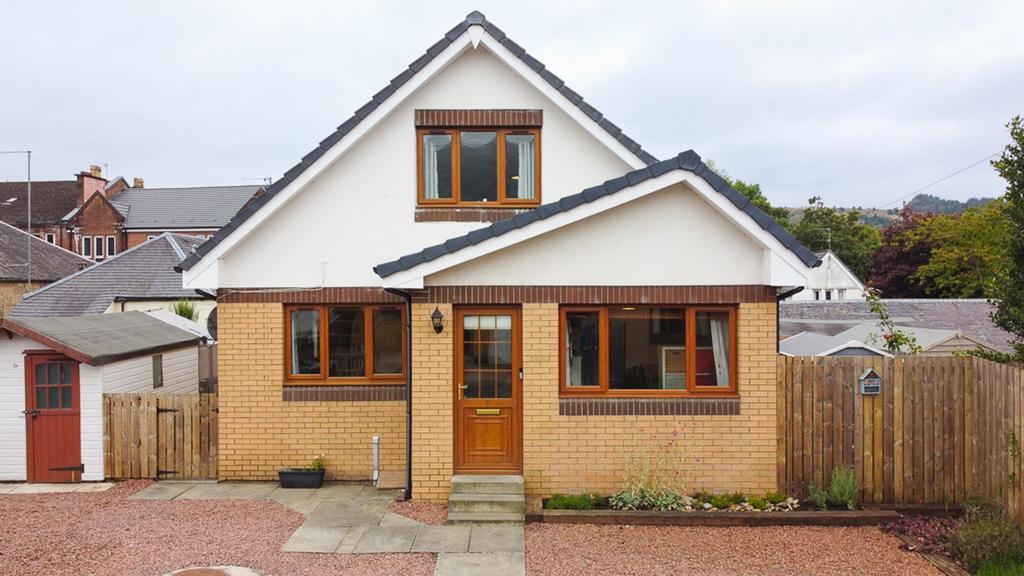 Carlin's Place, Lennoxtown, G66 4 bed detached house - £230,000