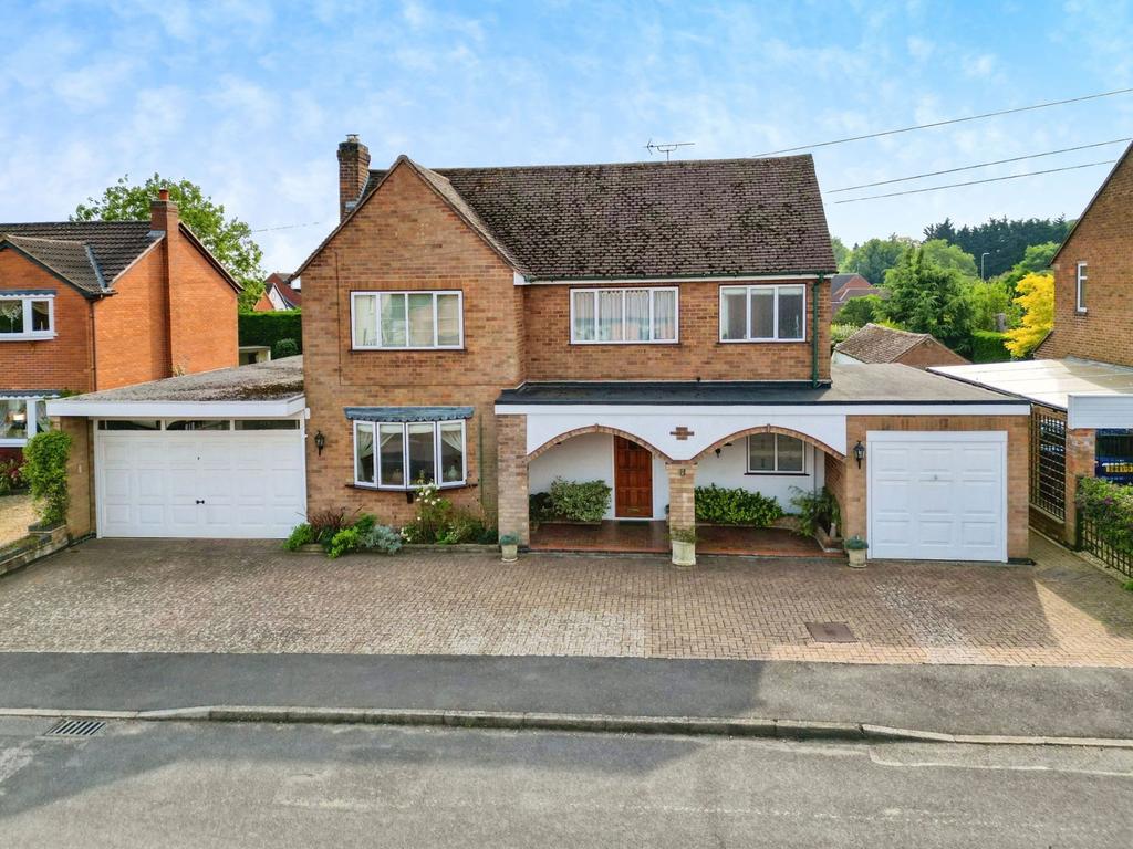 Cottage Road, Wigston LE18 3 bed detached house - £550,000