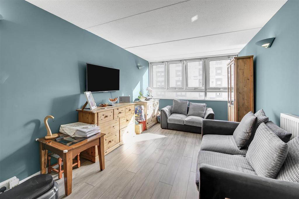Charlotte Despard Avenue, London SW11 2 bed flat - £275,000