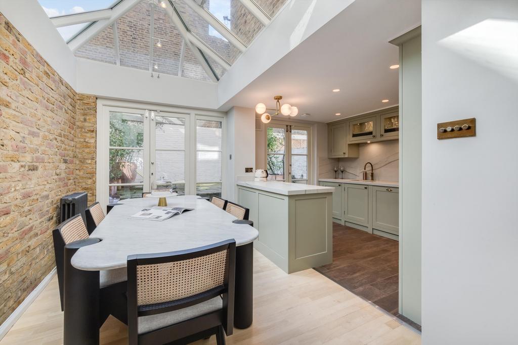 Chalcot Road, London, NW1 3 bed flat - £1,695,000