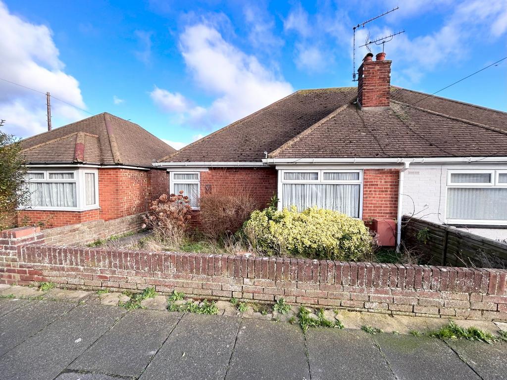 St. James Avenue, Ramsgate CT12 2 bed semi-detached bungalow - £235,000