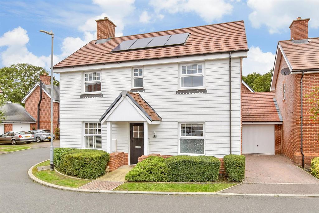 Davies Close, Staplehurst, Kent 3 bed detached house - £442,500