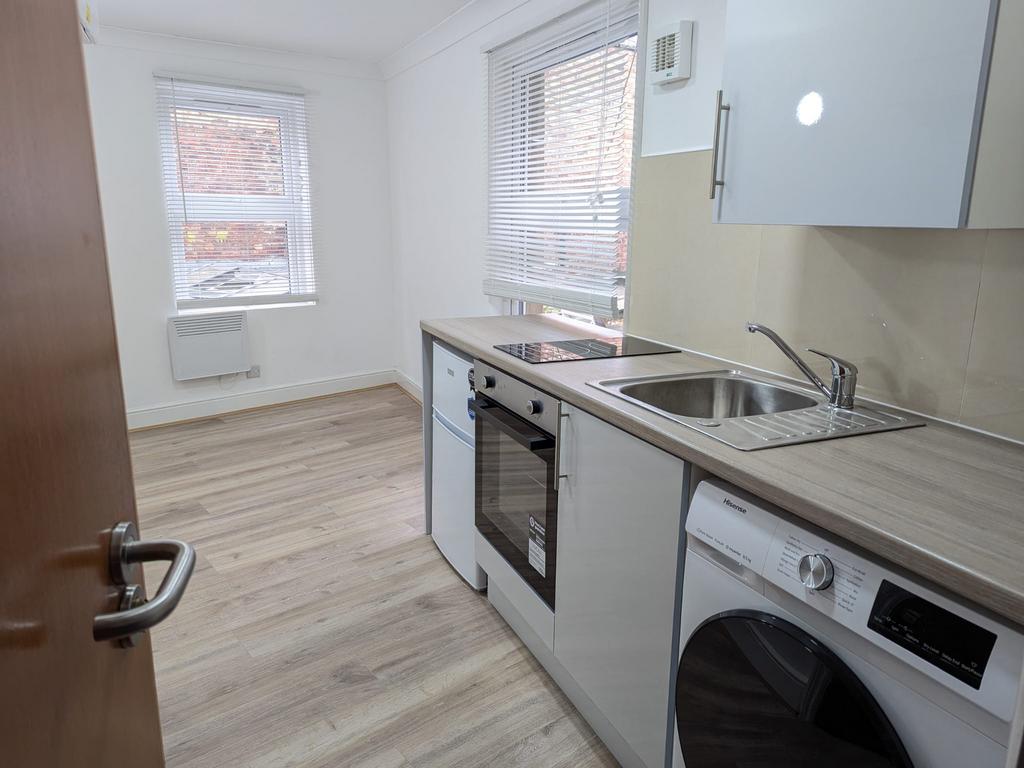 High Road, Willesden, London NW10 Studio - £925 pcm (£213 pw)